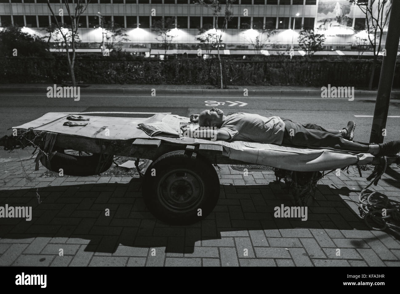 Homeless cart hi-res stock photography and images - Alamy