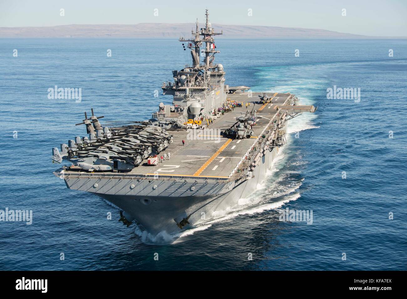 Lhd 2 uss essex hi-res stock photography and images - Alamy