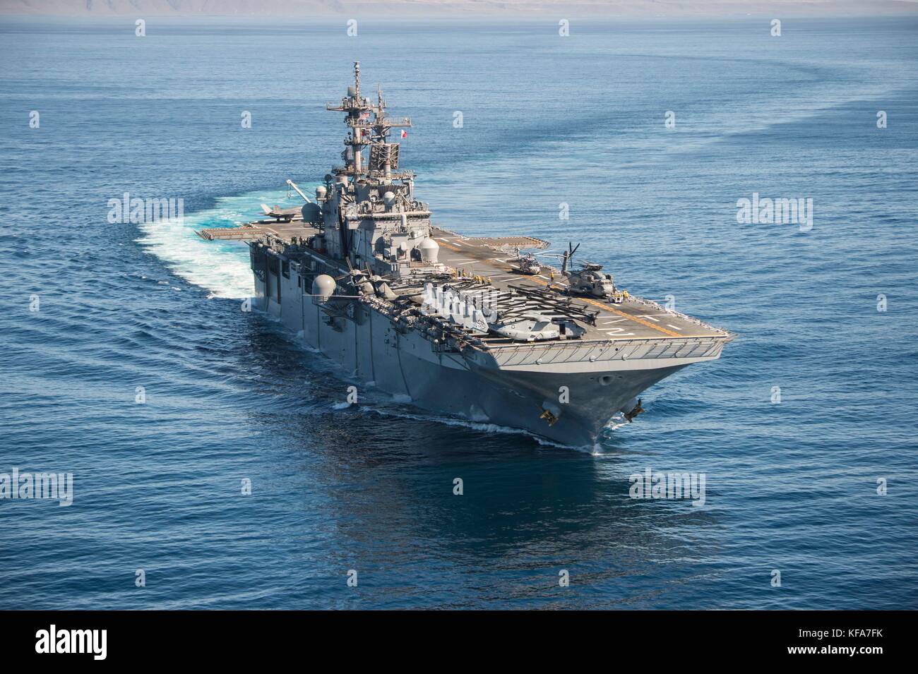 Wasp-class amphibious assault ship USS Essex (LHD 2 Stock Photo - Alamy