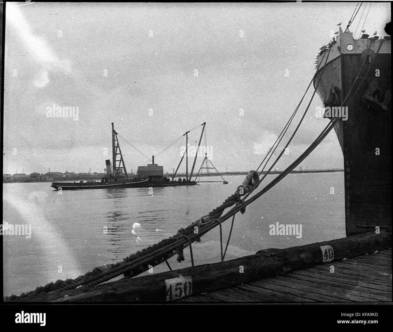 34095 New harbour light rig Stock Photo - Alamy