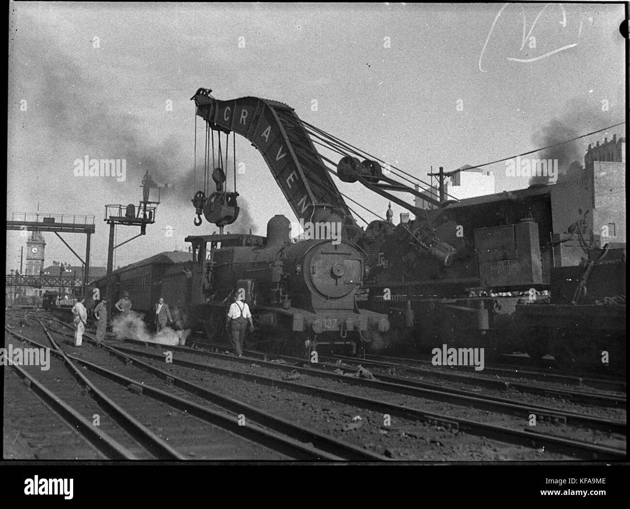 34111 Derailed steam locomotive no 3337 being rerailed Stock Photo - Alamy