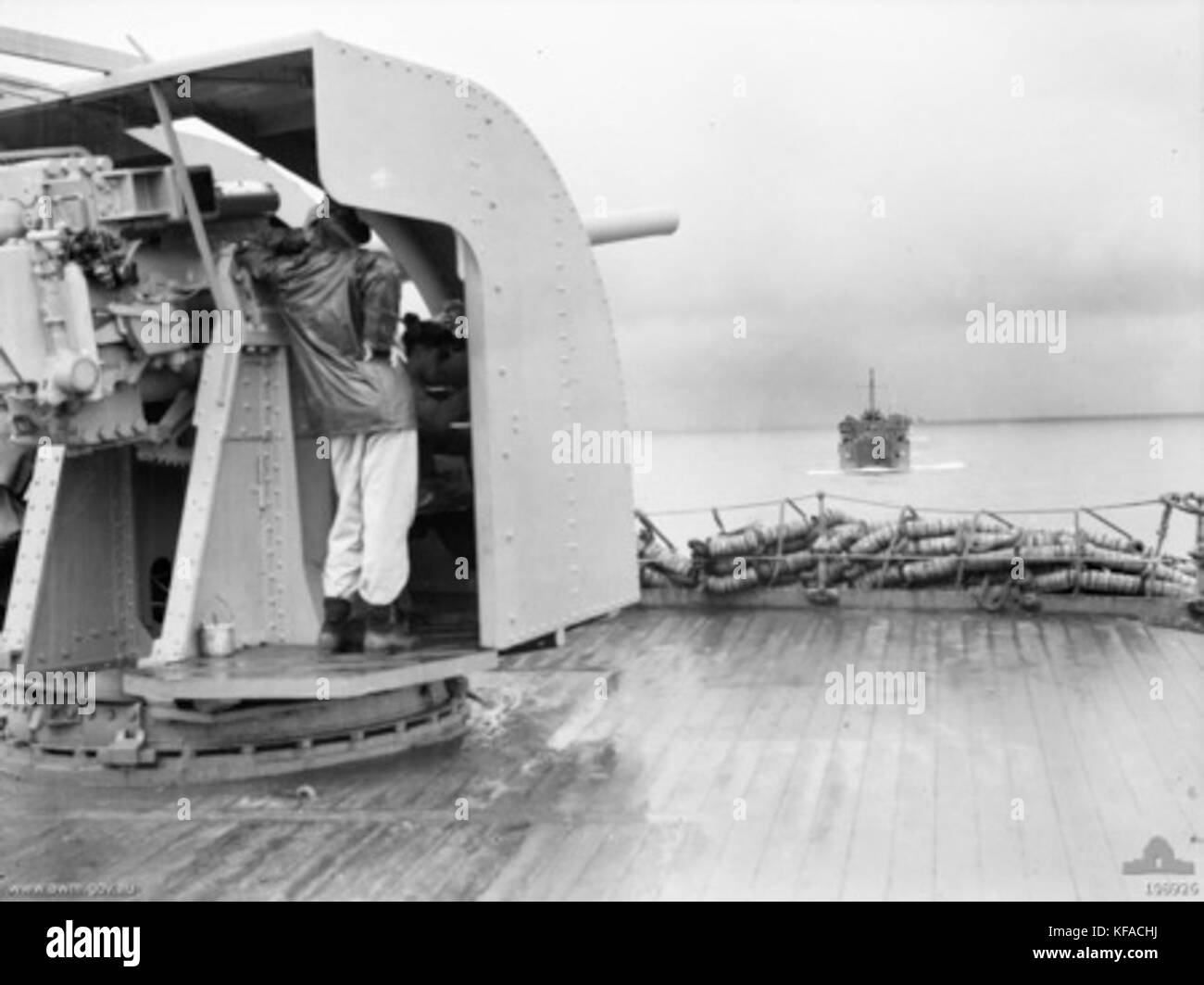 QF 4 inch MK XVI gun HMAS Kanimbla 1945 AWM 108926 Stock Photo - Alamy