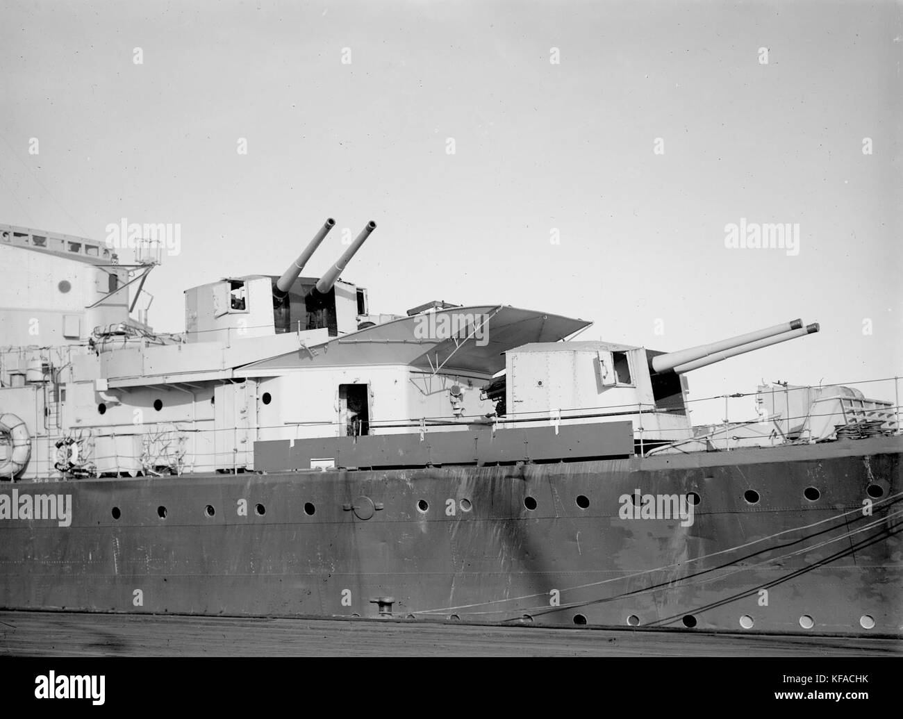 HMAS Napier guns SLV Green 1945 Stock Photo - Alamy