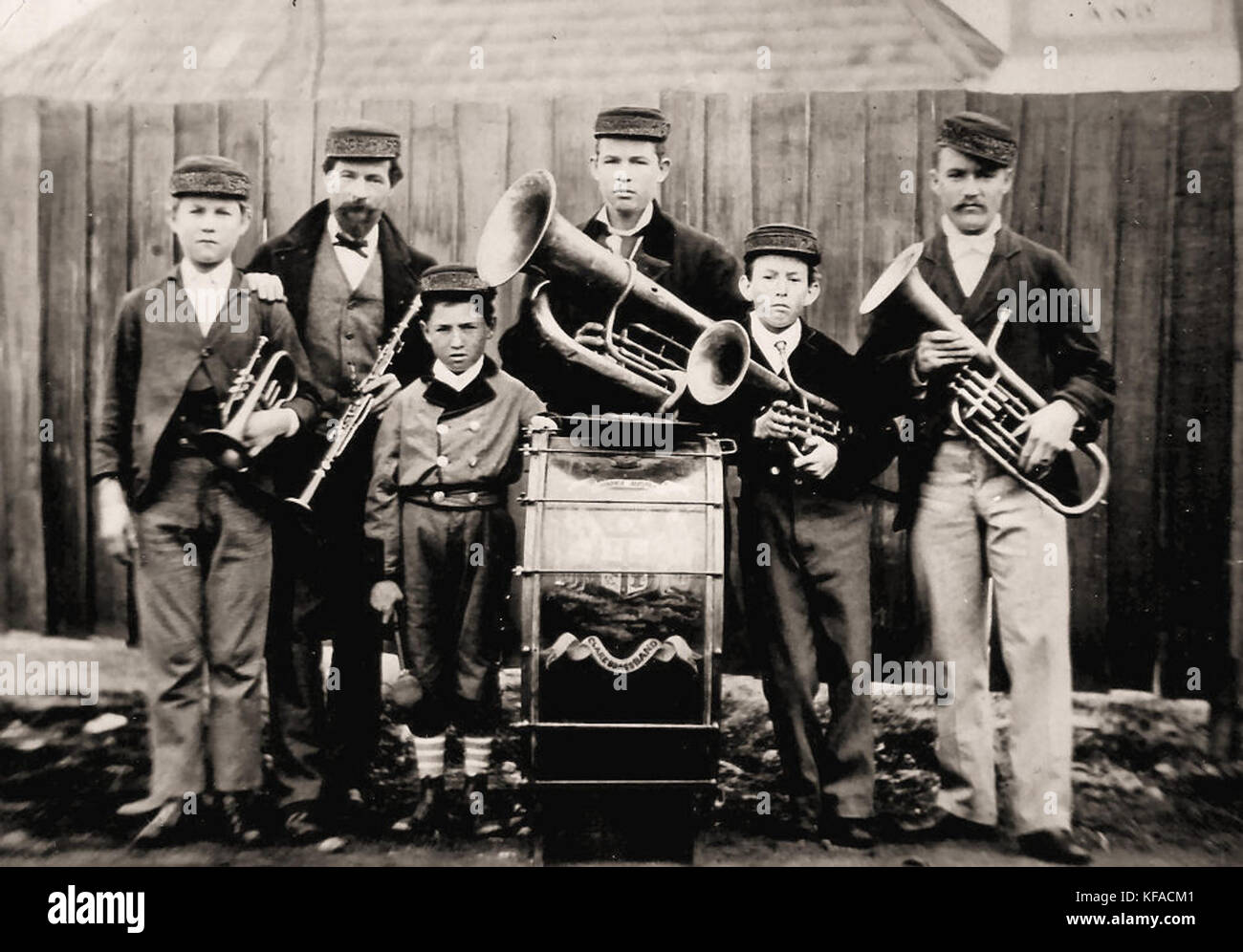 Family band hi-res stock photography and images - Alamy