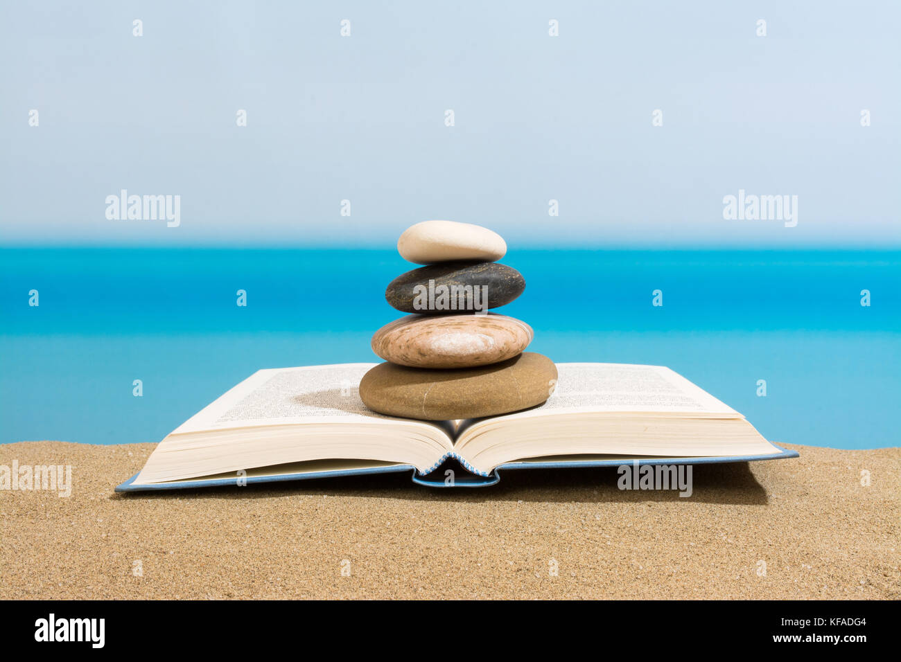 Summer reading stack beach hi-res stock photography and images - Alamy