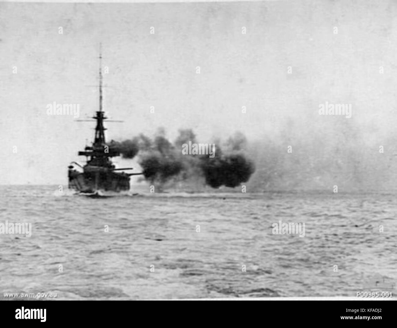 Firing of guns Black and White Stock Photos & Images - Alamy