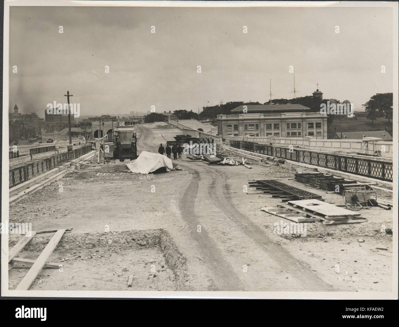 Sydney harbour bridge southern approach hi-res stock photography and ...