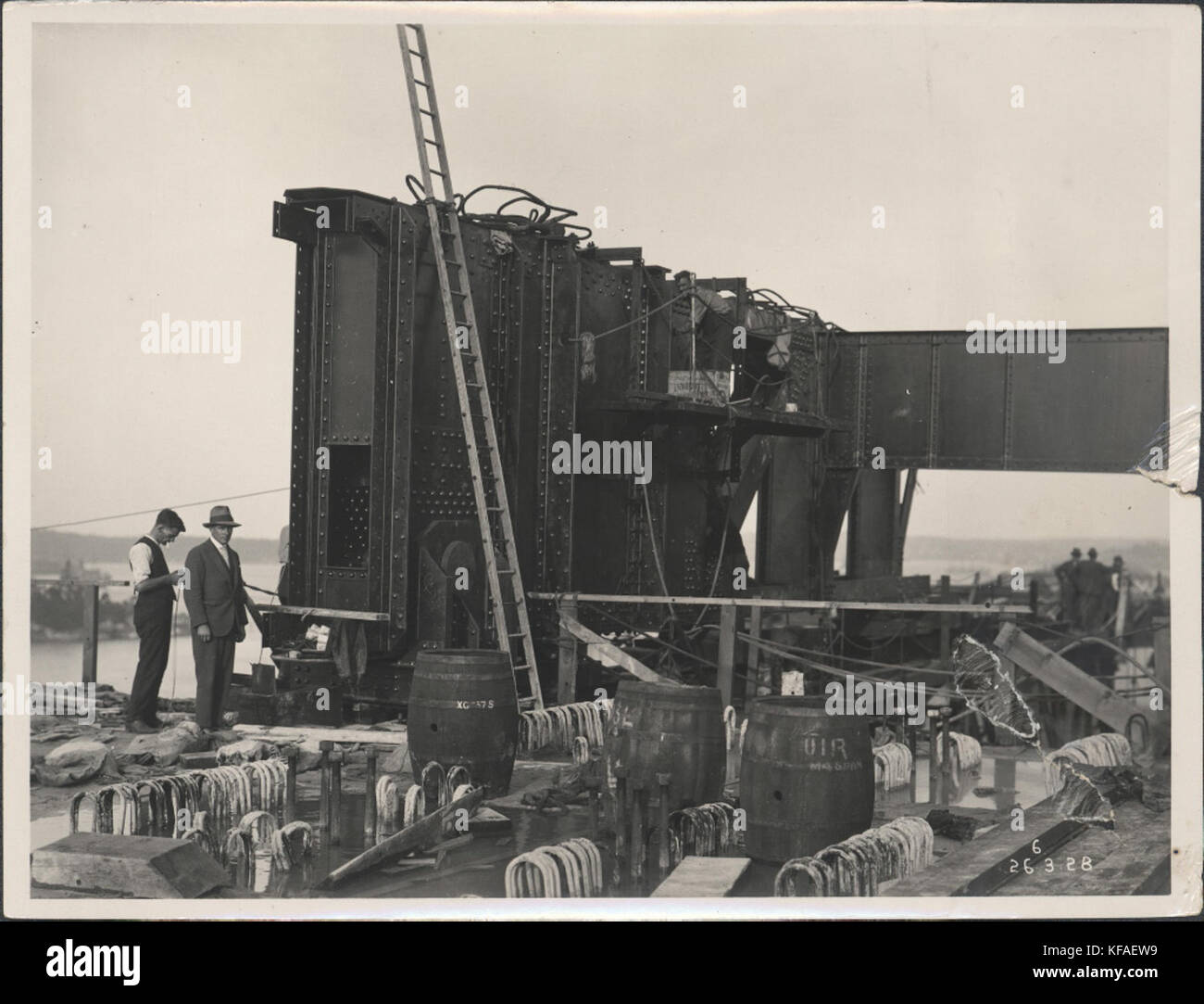 Erection of girders on the southern platform of the Sydney Harbour ...