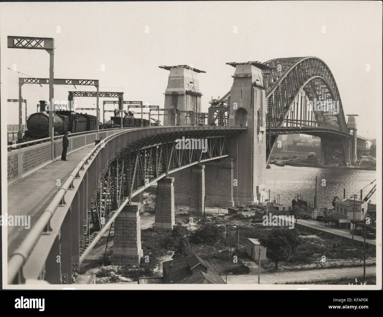 Installing electric cables on Harbour Bridge looking, 1932 (8282715277 ...