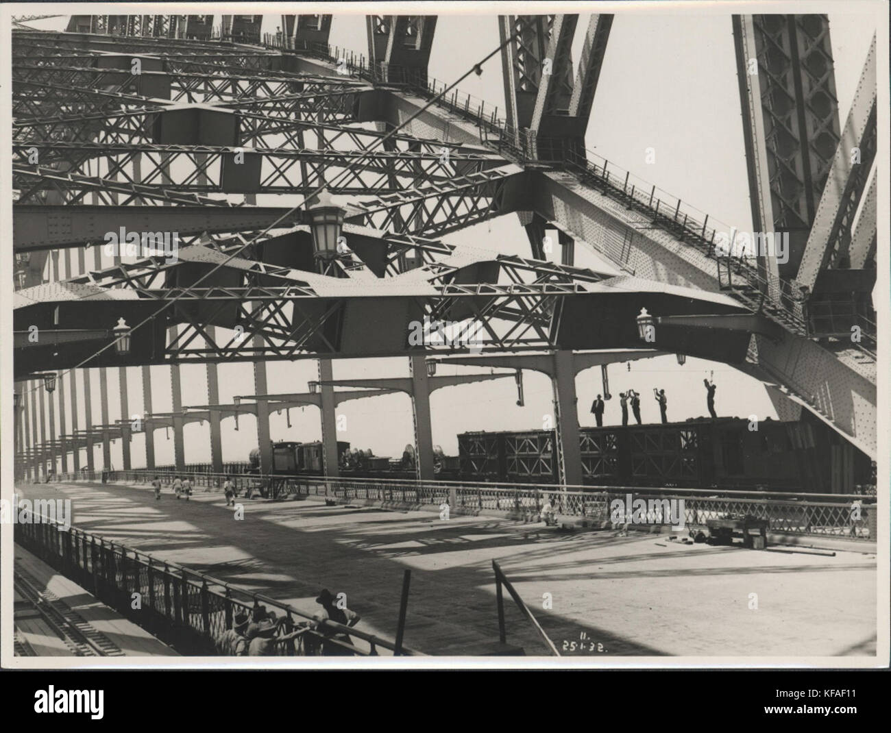 Installing overhead wiring on Harbour Bridge, 1932 (8282694017 Stock ...