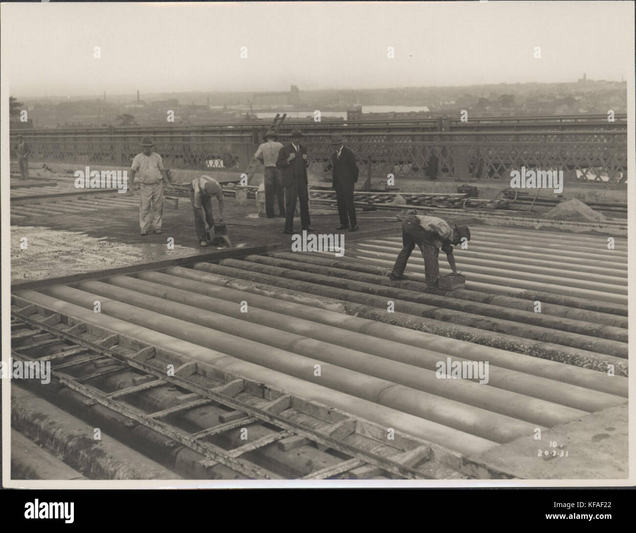 Laying the surface of Harbour Bridge, 1931 (8282711933 Stock Photo - Alamy