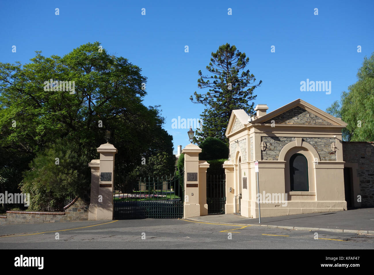 The gates of government house hi-res stock photography and images - Alamy