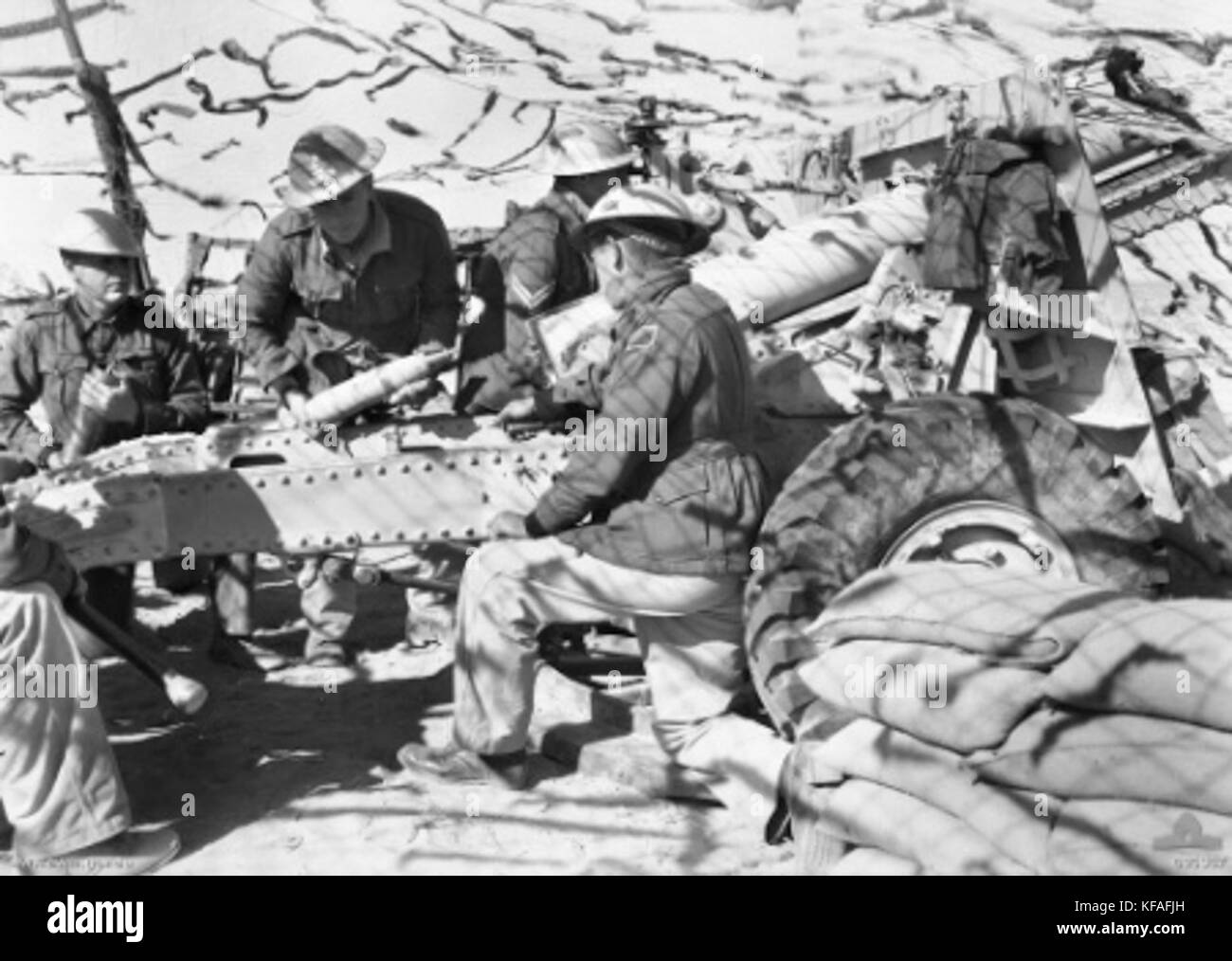 Awm 005307 Gun crew Stock Photo - Alamy
