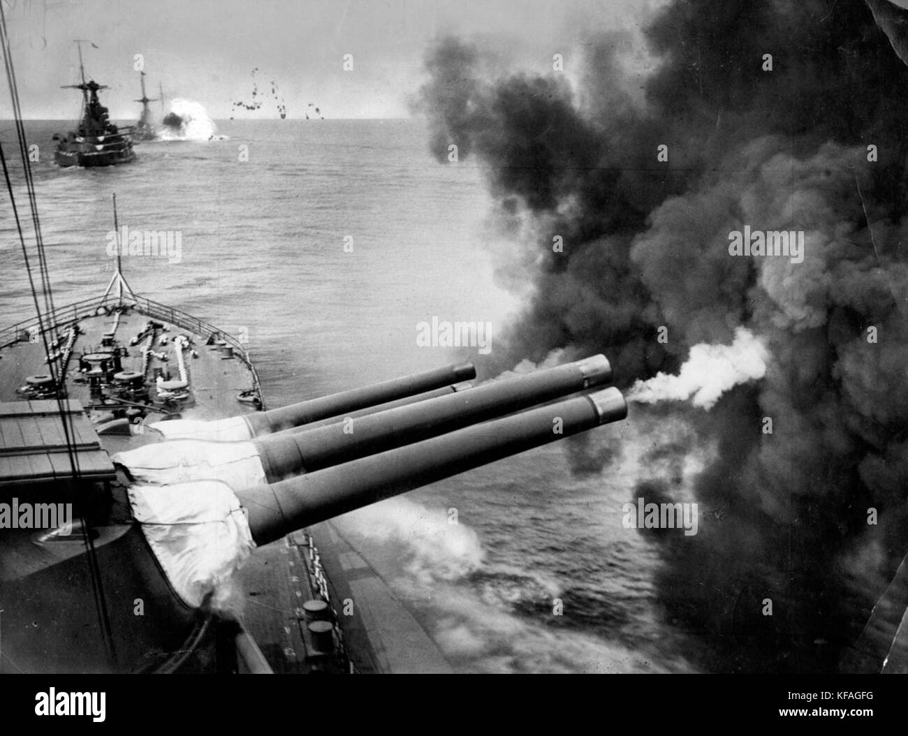 Hms valiant hi-res stock photography and images - Alamy