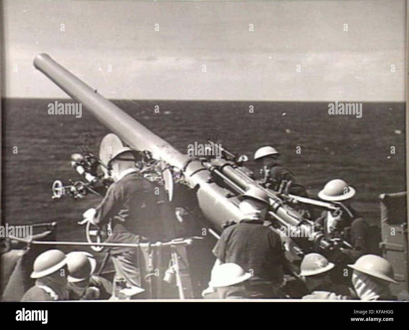 QF 4 inch Mk V gun HMAS Sydney 1941 AWM 005707 Stock Photo - Alamy