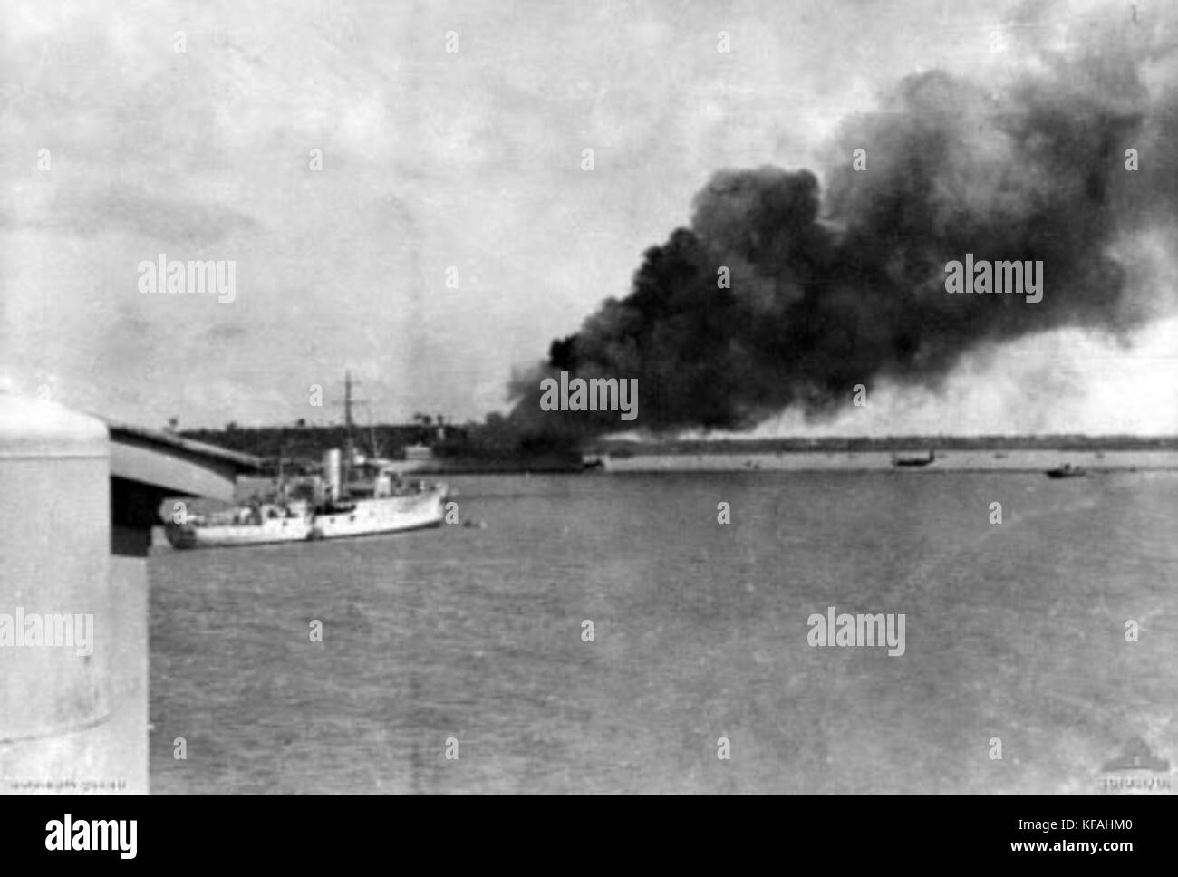 Sinking ship on sea Black and White Stock Photos & Images - Alamy