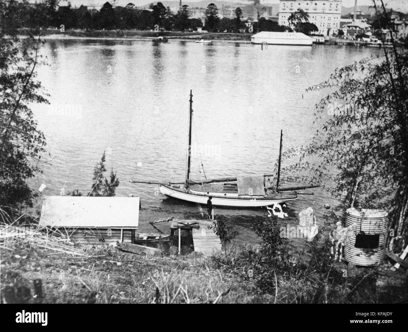 1 111056 Small craft moored along the Town Reach of the Brisbane River ...
