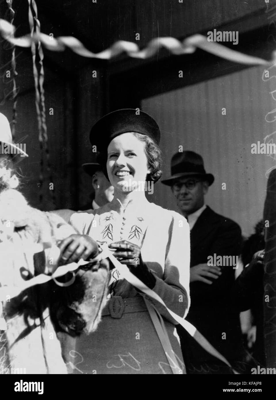 1 124907 Miss Barbara Midson farewelling the Gow family, 1939 Stock ...