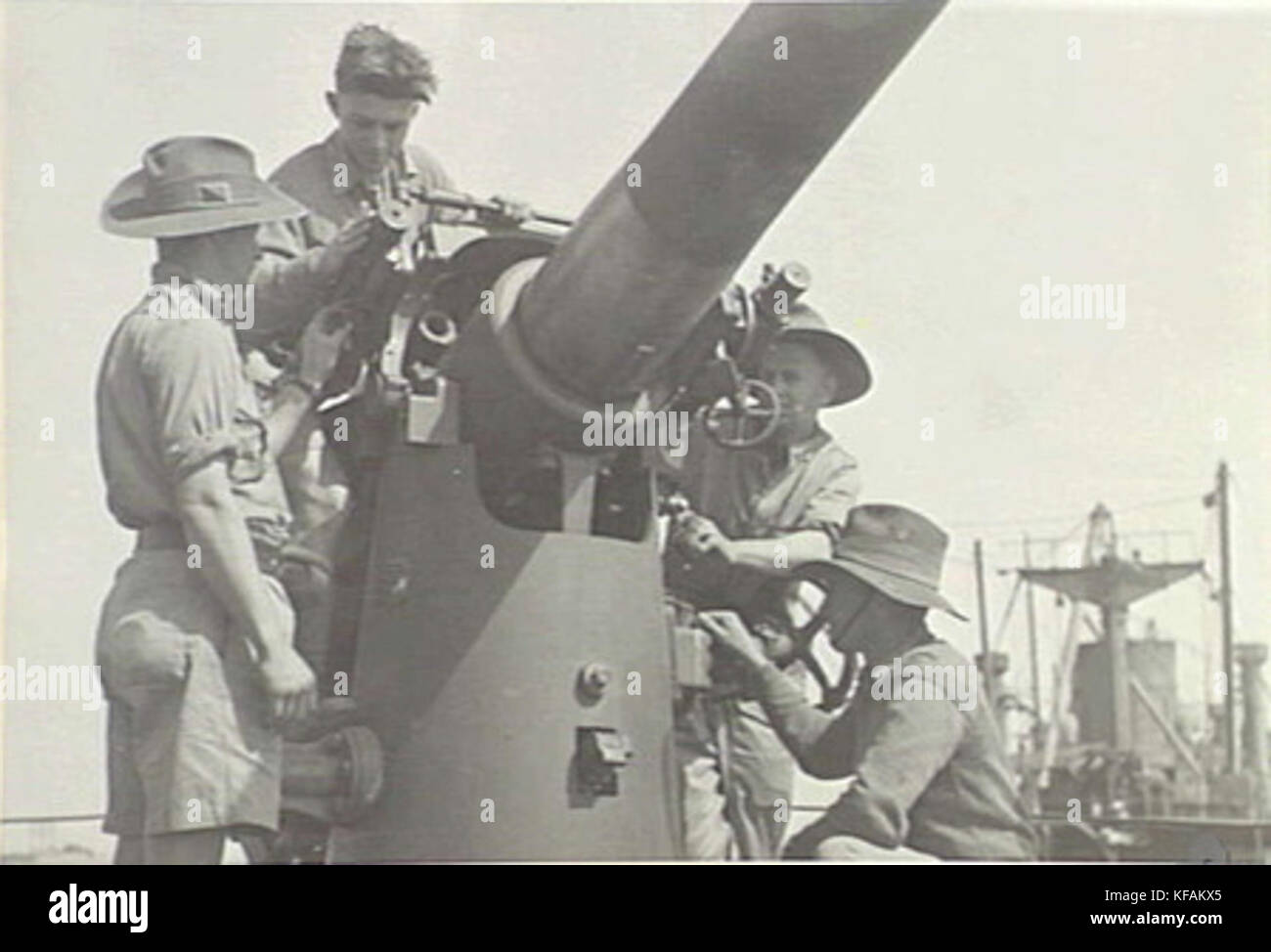 BL 4 inch Mk IX gun front view 1942 AWM 023663 Stock Photo - Alamy