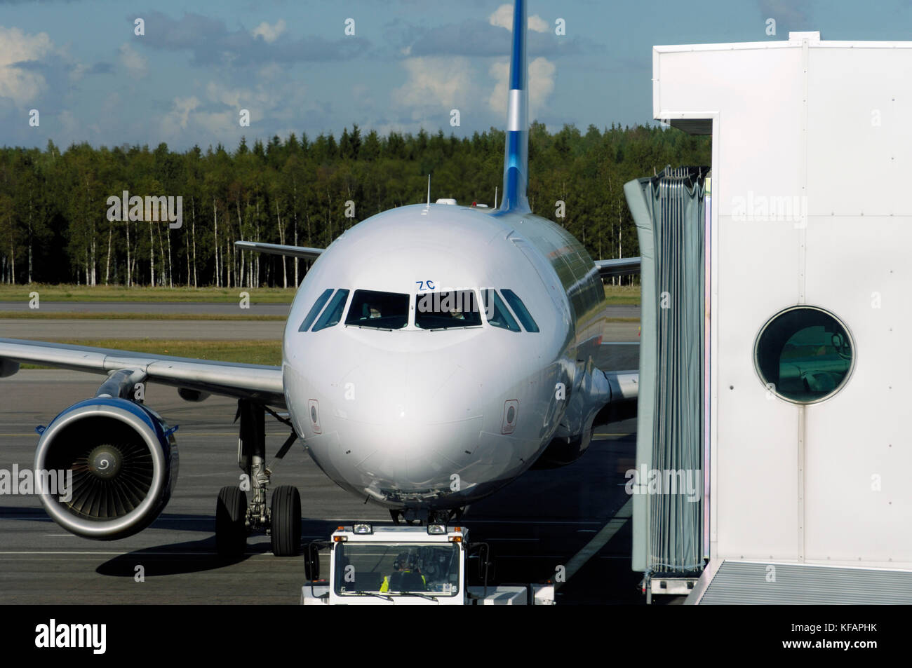 a Finnair Airbus A321-200 being towed to the Gate Stock Photo - Alamy