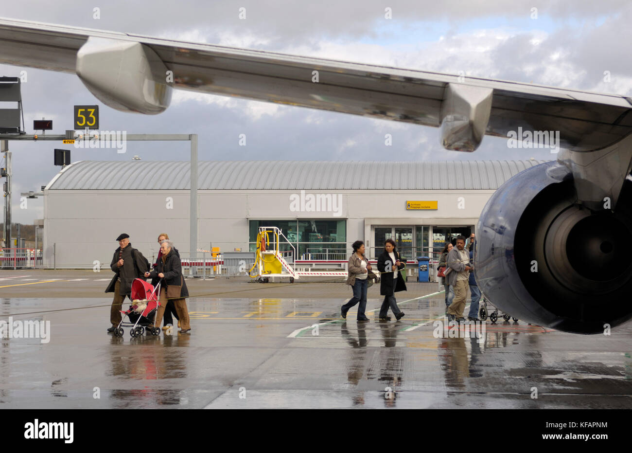 trailing-edge and CFM56-7B27 engine cowling of a Ryanair Boeing 737-800 ...