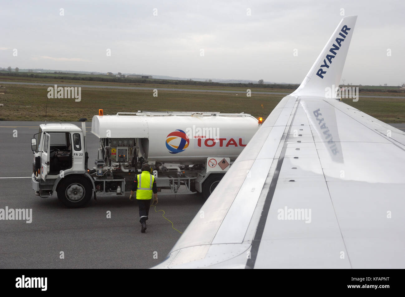 Ryanair Boeing 737 800 Wing High Resolution Stock Photography and ...