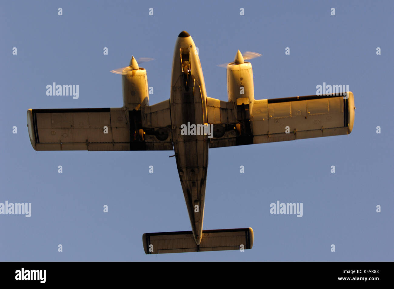 Piper PA-34 Seneca on final-approach Stock Photo - Alamy