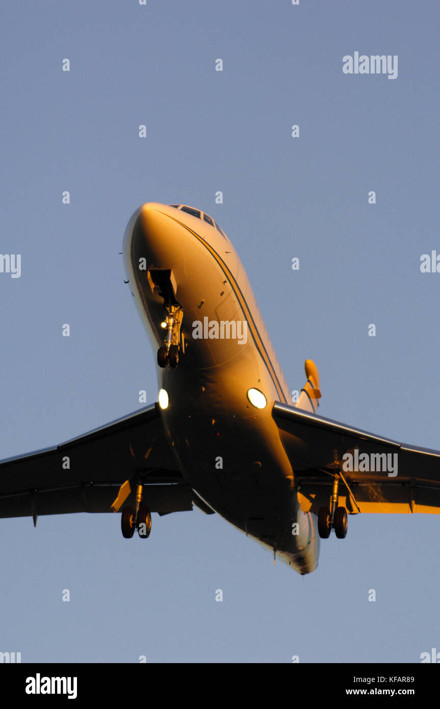 Dassault Falcon 2000 Landing High Resolution Stock Photography and ...