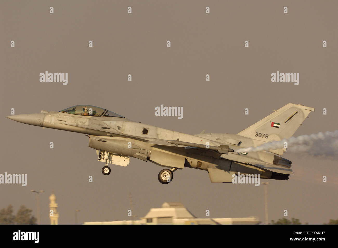 Lockheed martin f 16 fighter jets hi-res stock photography and images ...