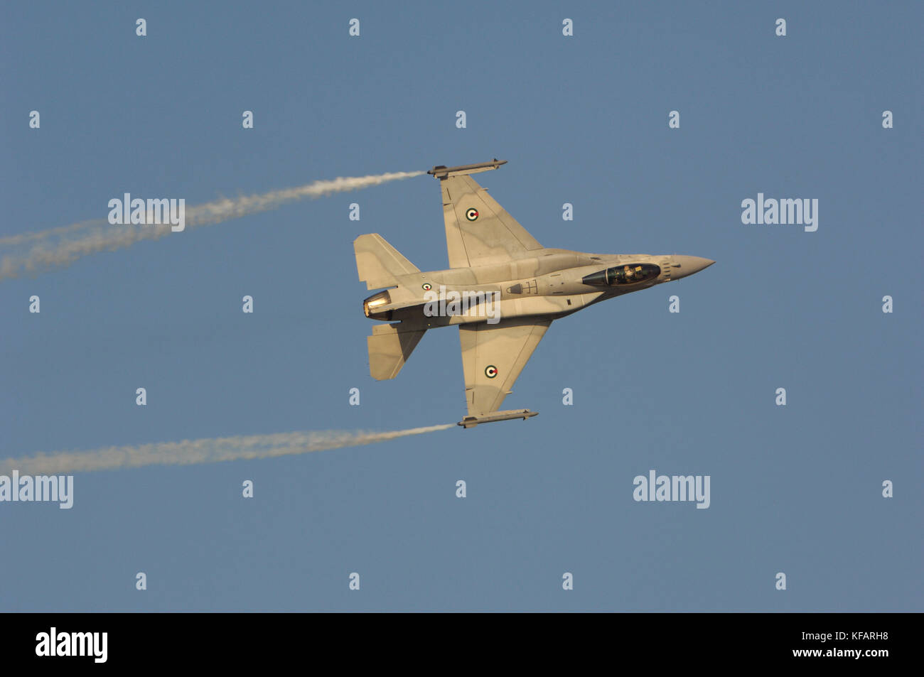 UAE - Air Force Lockheed Martin F-16E Fighting Falcon flying-display ...
