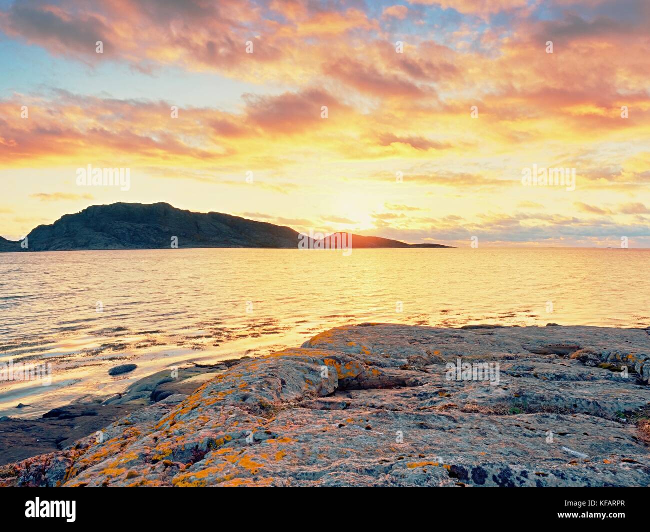 Walk within sunset on beach. Mirroring of sunsetting horizon in sea ...