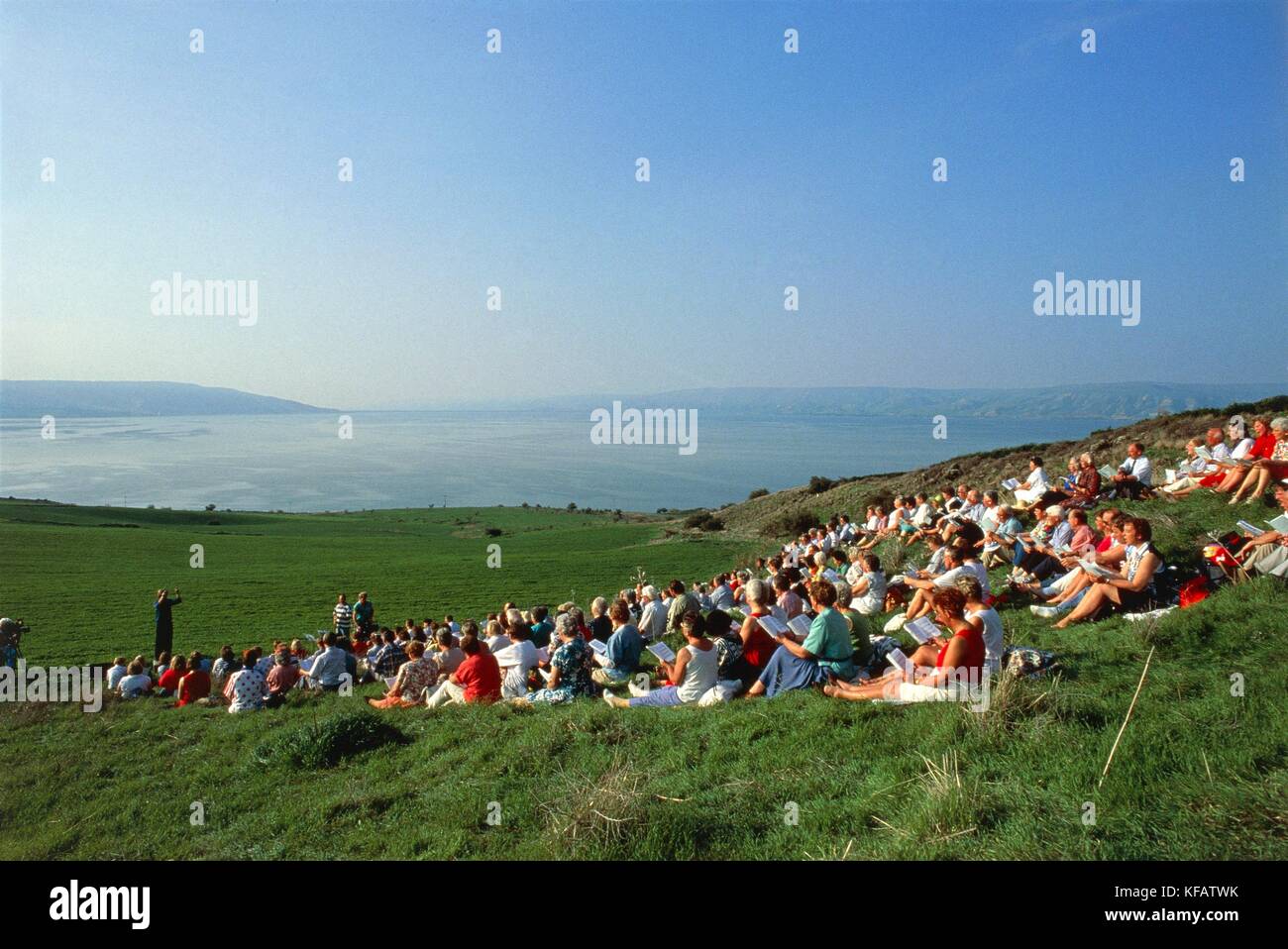 ISRAEL MONTE of the Beatitudes, PILGRIMS Sing Stock Photo - Alamy