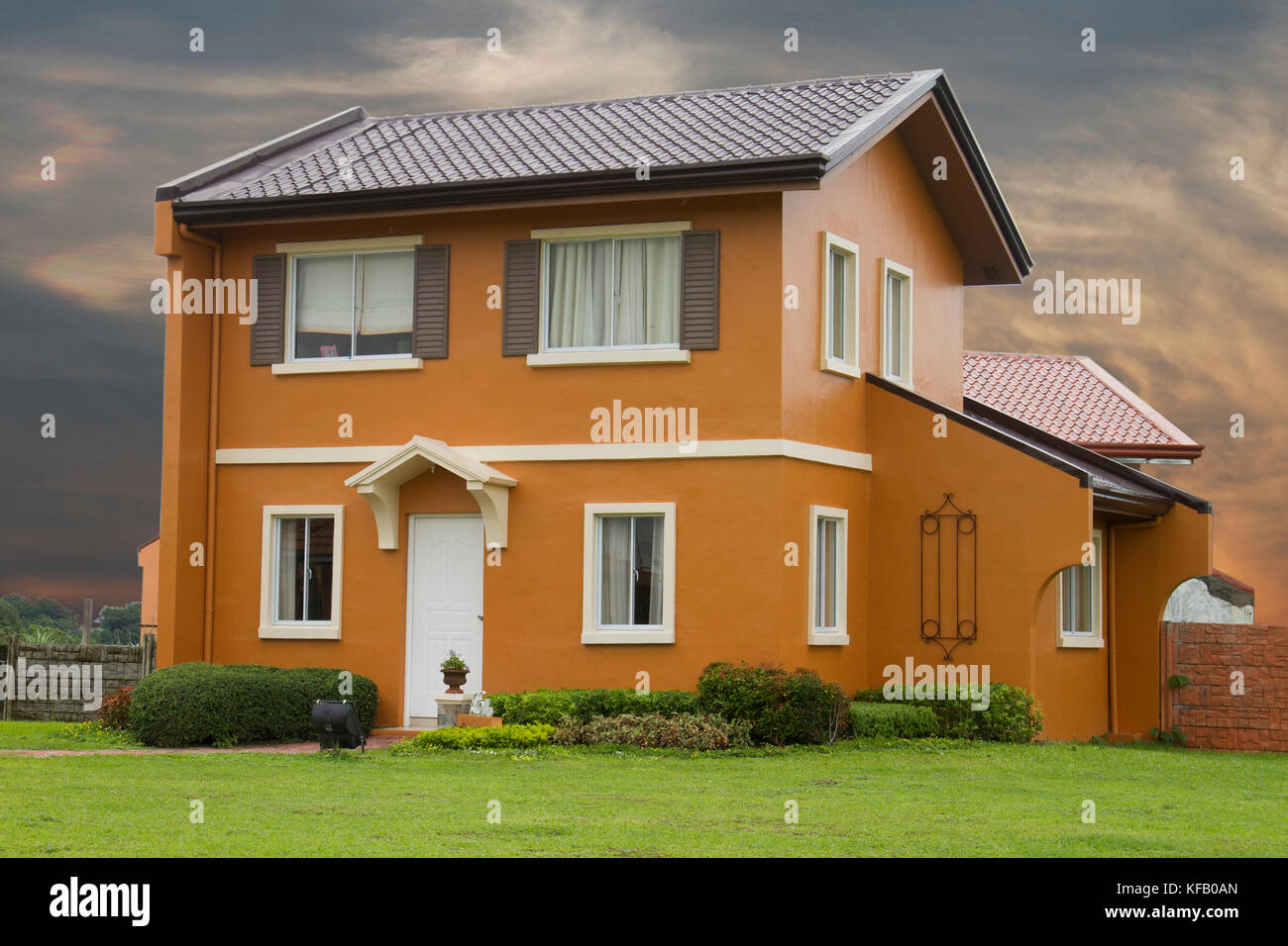Detach single house Stock Photo - Alamy