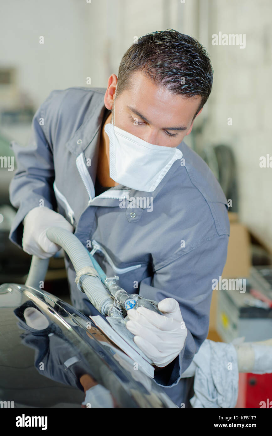 Mechanic polishing a car frame Stock Photo - Alamy