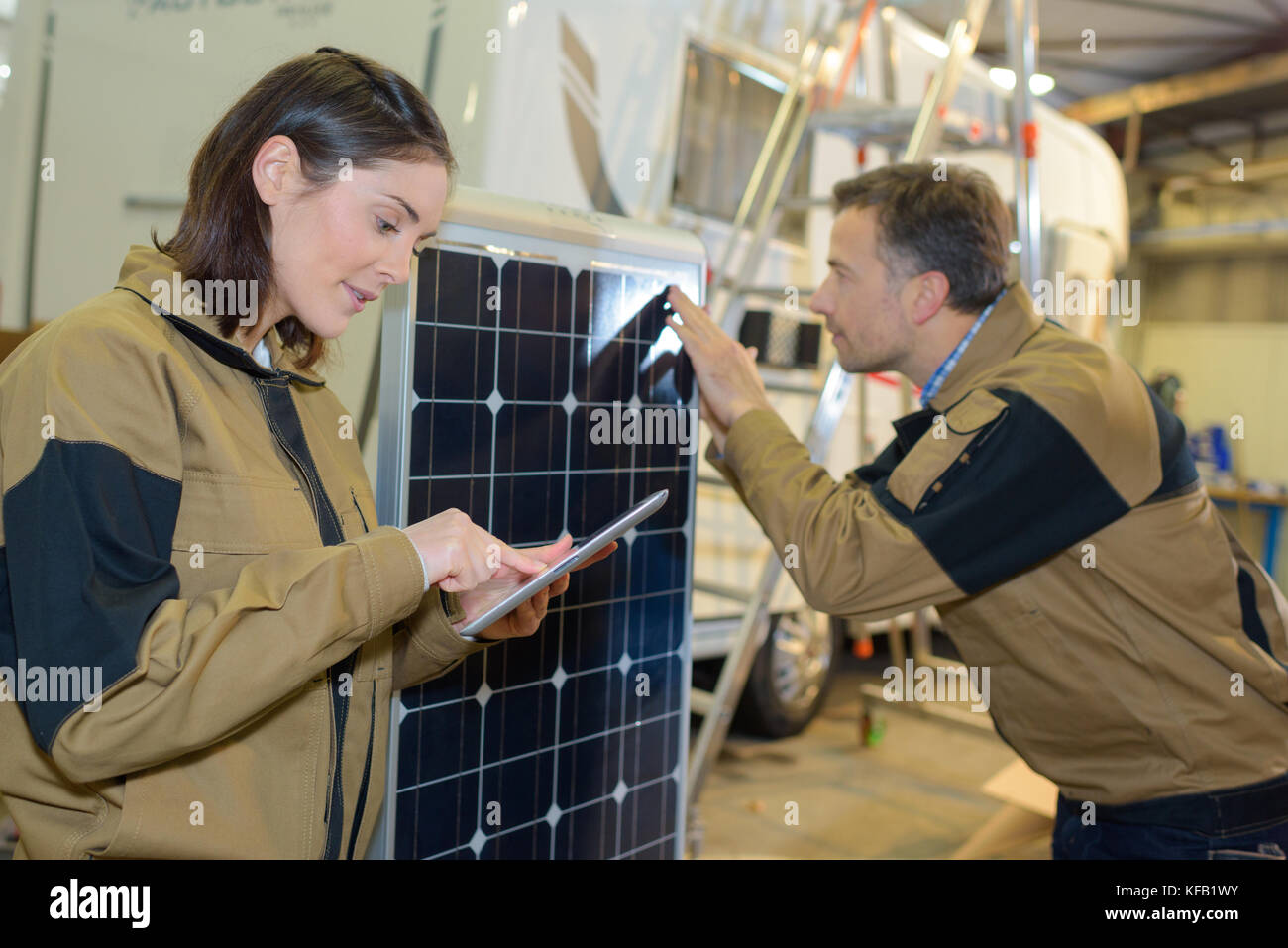 2 workers solar panel hi-res stock photography and images - Alamy