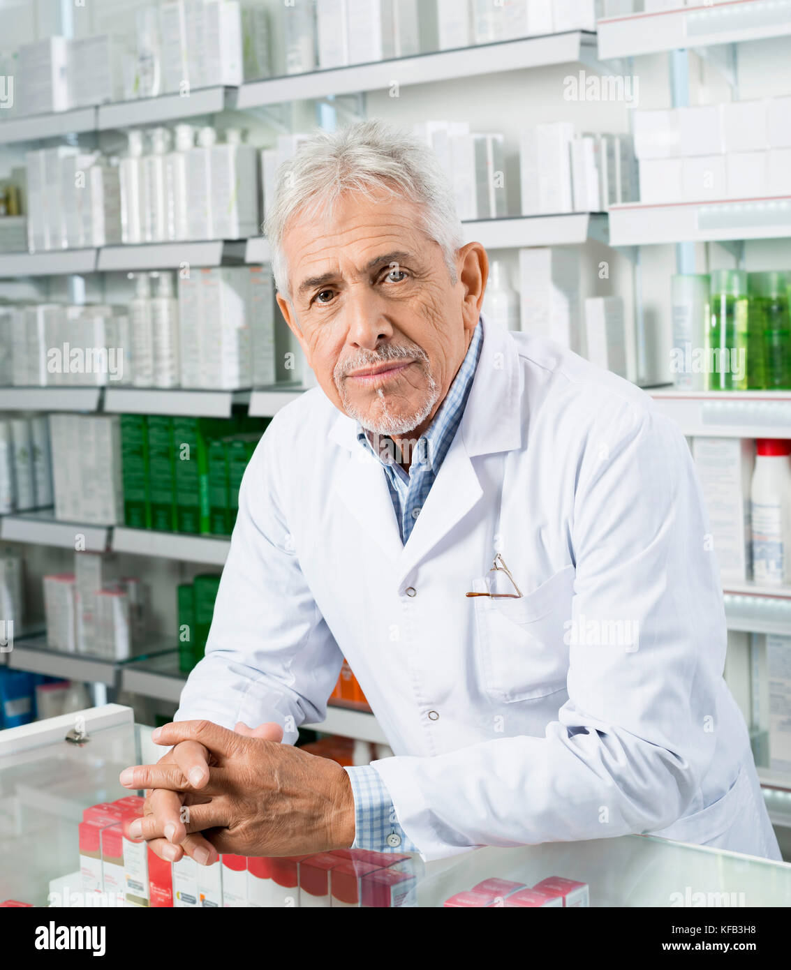 Leaning on counter hi-res stock photography and images - Alamy