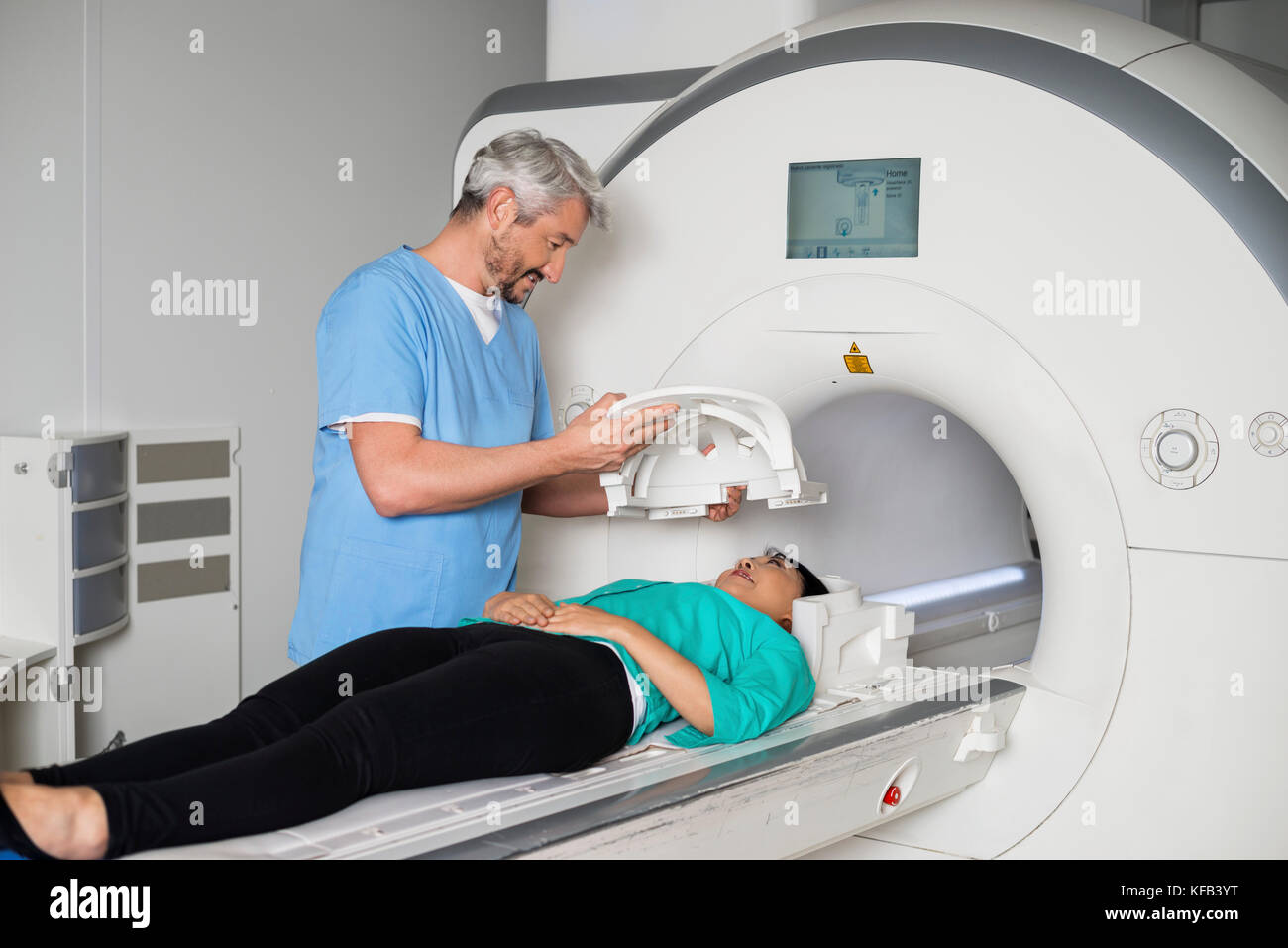 Doctor Preparing Patient For CT Scan Stock Photo - Alamy Doctor Preparing Patient For CT Scan Stock Photo - Alamy