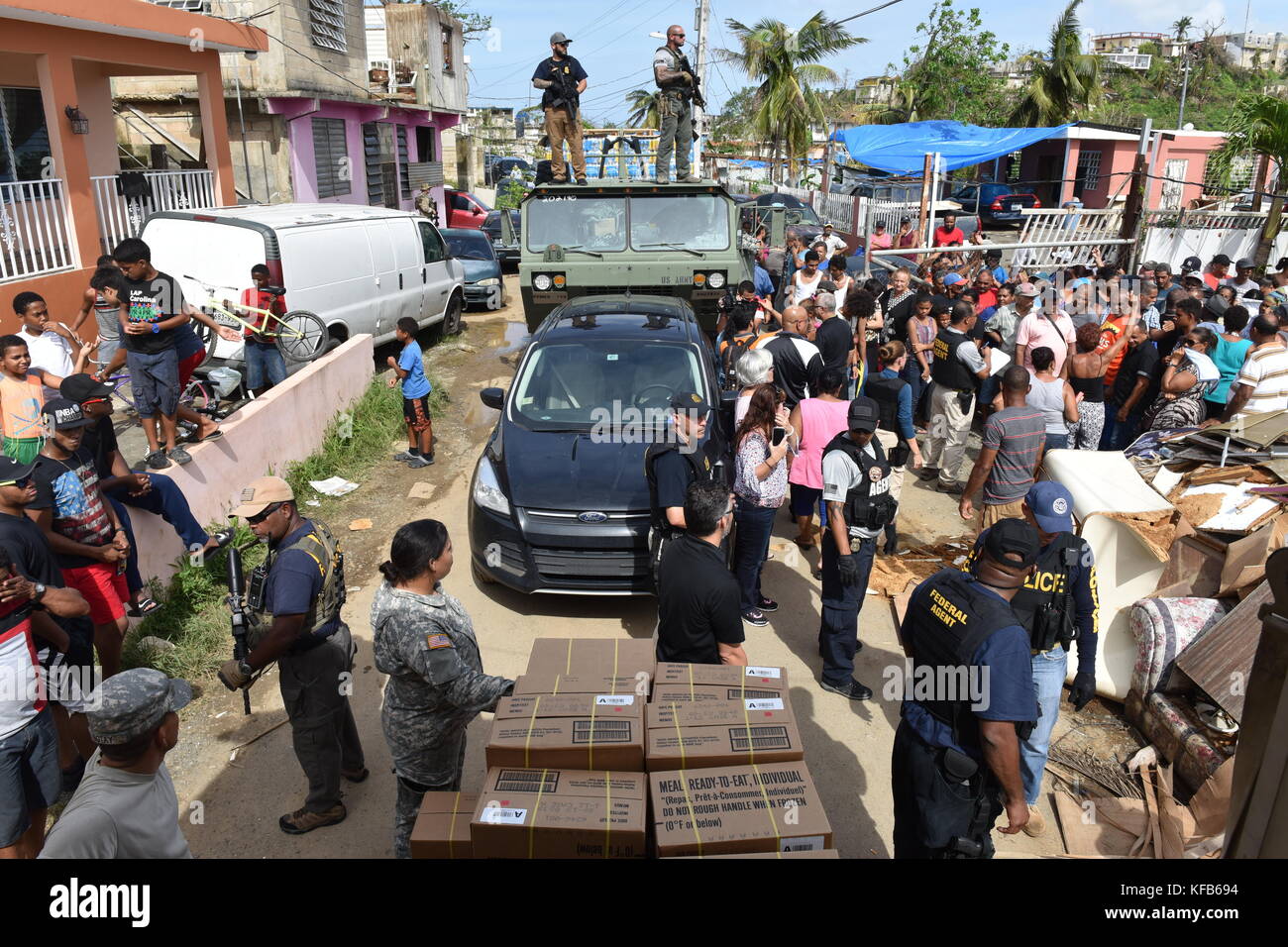 U.S. Army soldiers, U.S. Coast Guard officers and FEMA volunteers ...