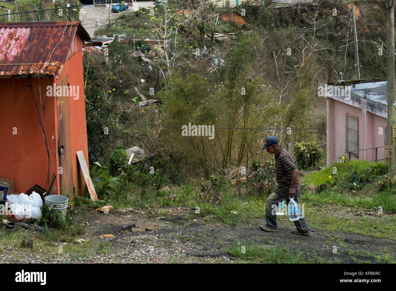U.S. National Guard soldiers and Foundation for Puerto Rico volunteers ...