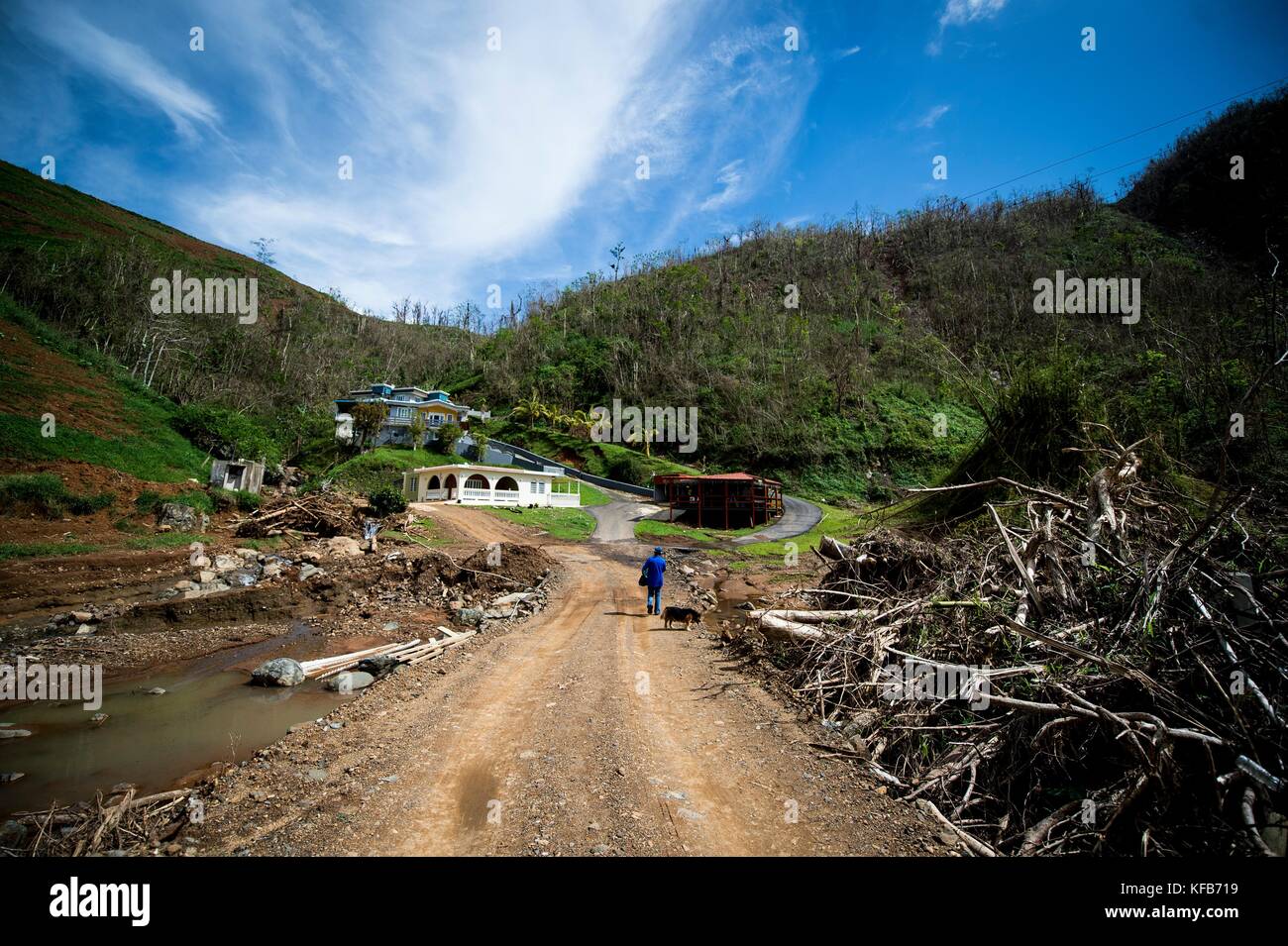 FEMA officials deliver emergency supplies to Puerto Rican residents ...
