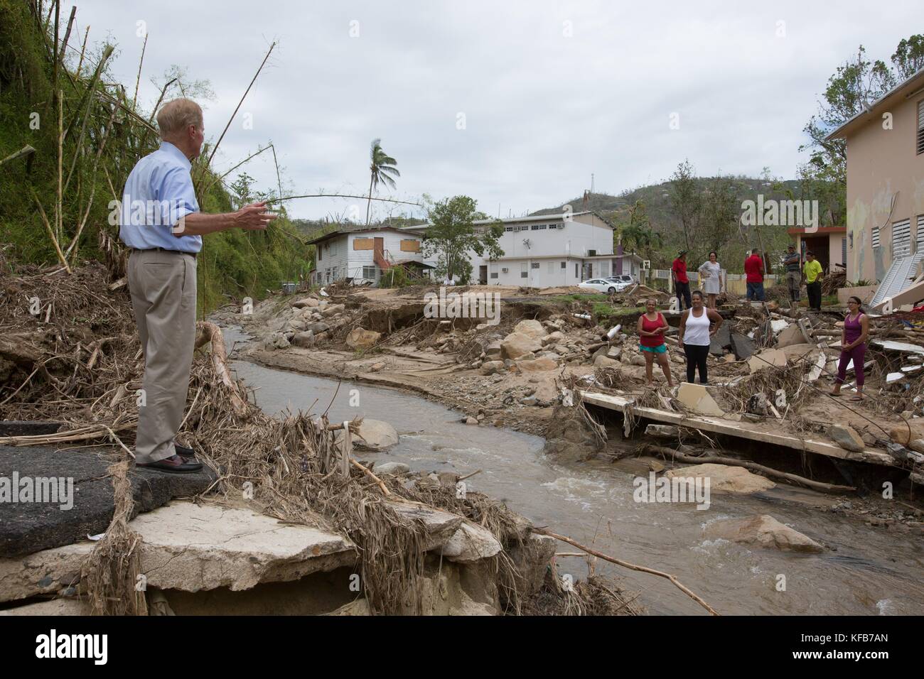 U.S. Florida Senator Bill Nelson speaks to Puerto Rican residents ...