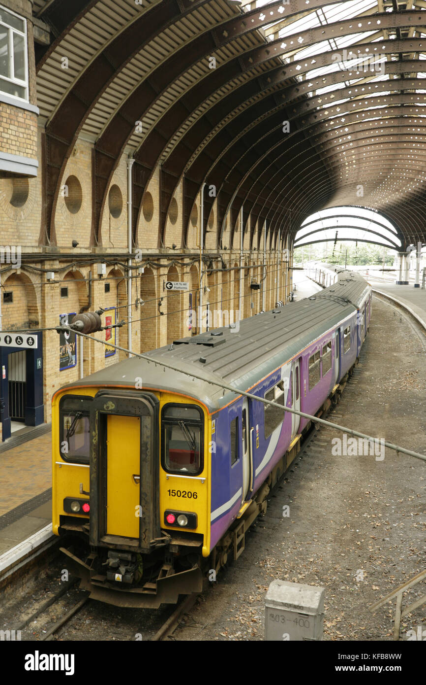 York railway station roof hi-res stock photography and images - Alamy