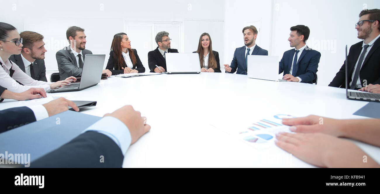 meeting business partners for round - table Stock Photo - Alamy