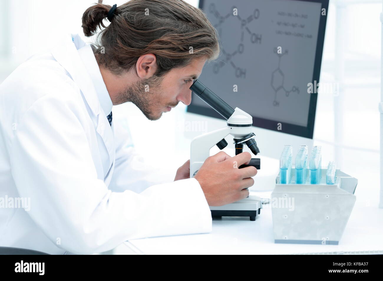 senior lab technician using microscope in laboratory Stock Photo - Alamy