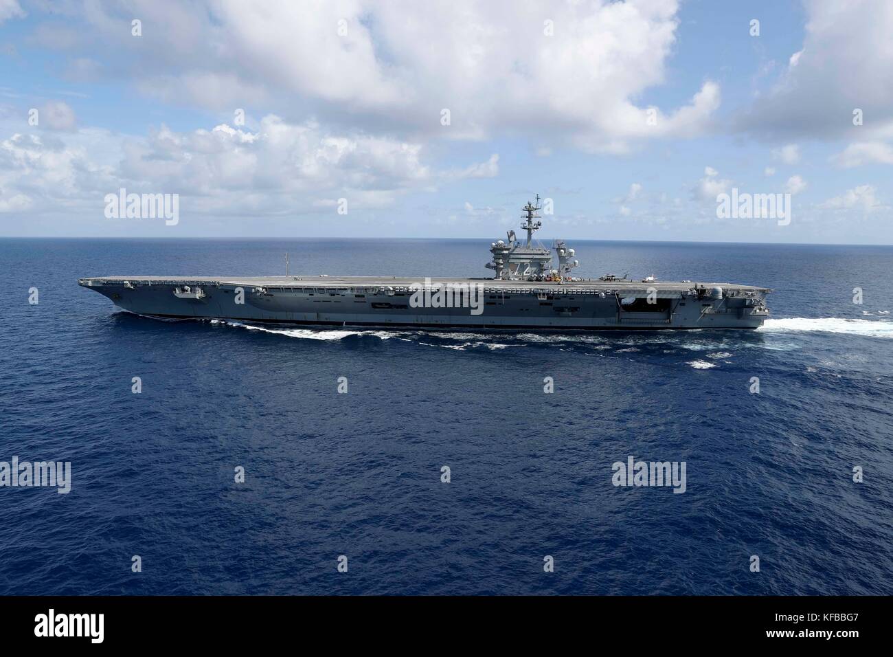 Uss abraham lincoln cvn 72 aircraft carrier hi-res stock photography ...