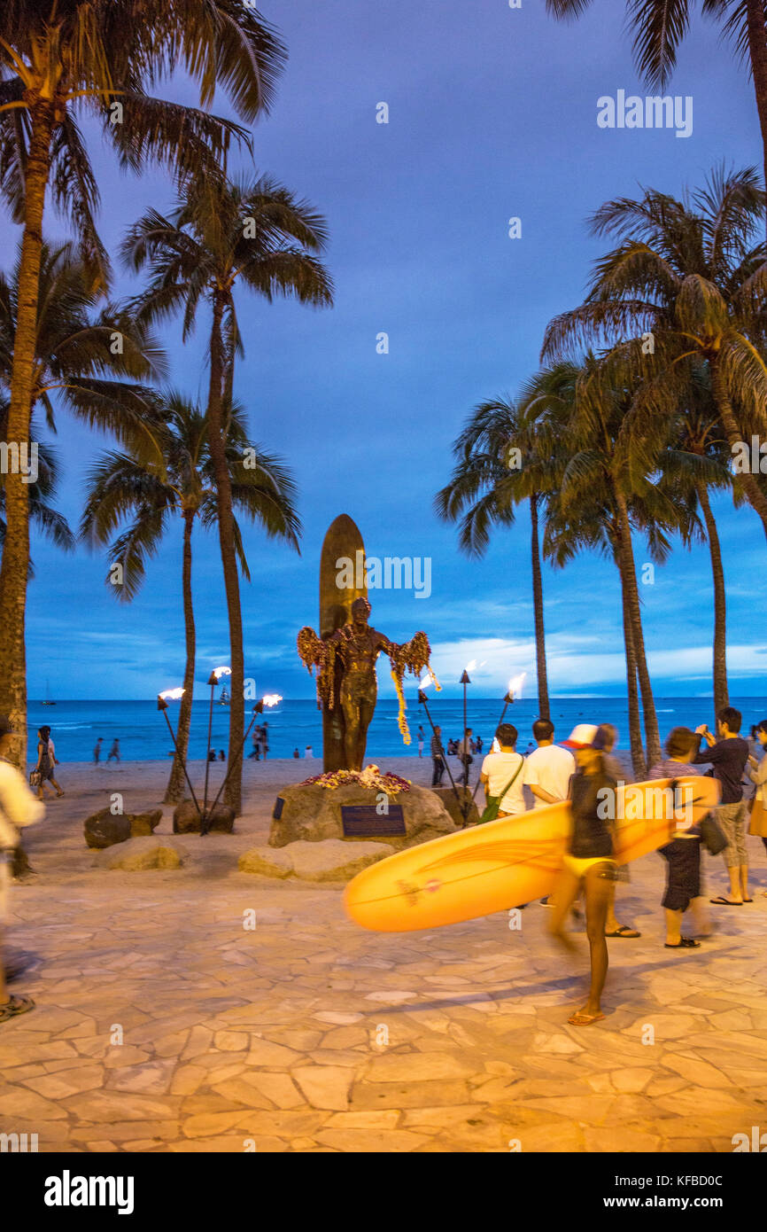 USA, Oahu, Hawaii, statue of Hawaiian surf legend and icon Duke ...