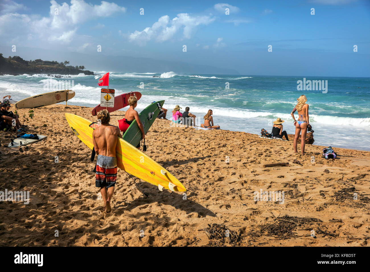 HAWAII, Oahu, North Shore, surfers at Waimea Bay Stock Photo - Alamy
