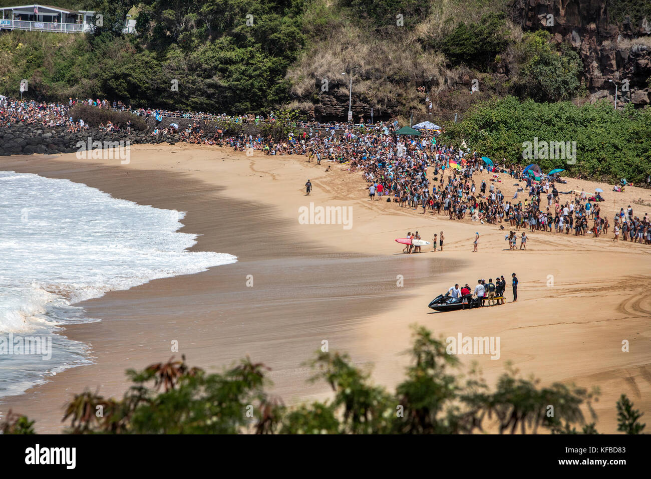 HAWAII, Oahu, North Shore, Eddie Aikau, 2016, spectators watching the ...