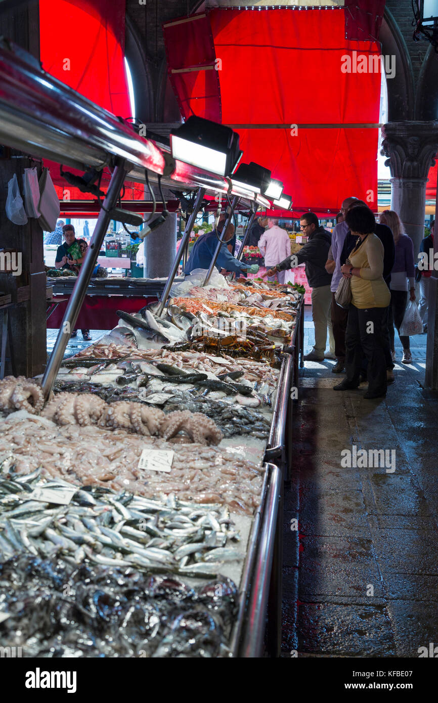 Fish stalls hi-res stock photography and images - Alamy