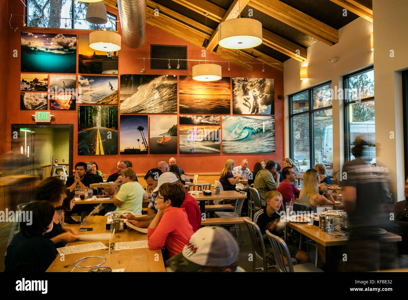USA, Oregon, Bend, Pacific Pizza and Brew, people enjoying restaurant ...
